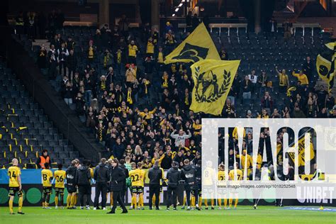 221106 Elfsborgs Spelare Och Supportrar Jublar Efter Fotbollsmatchen I