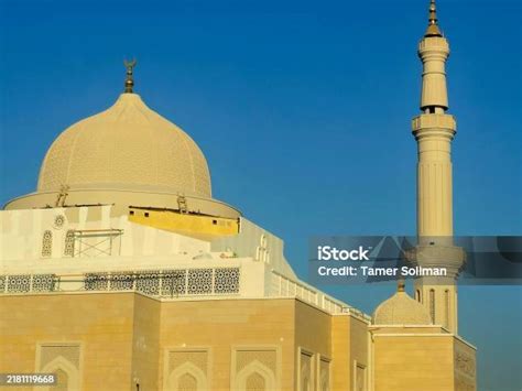 대낮에 푸른 하늘에 새로운 모스크의 높은 첨탑과 돔인 모스크는 무슬림을 위한 예배와 기도를 하루에 다섯 번 하는 장소입니다 0명에 대한 스톡 사진 및 기타 이미지 Istock
