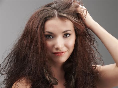 25 Best Ocean Friendly Hairstyles To Try For Beach Outing 2023
