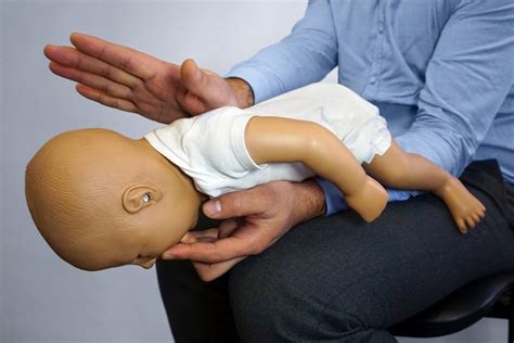 吃湯圓小心噎到！醫授「急救正確姿勢」嬰幼兒要「頭下腳上」才對