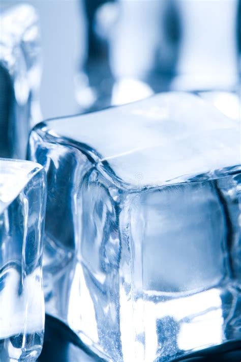 Schließen Sie Oben Von Einem Eiswürfel Der Mit Einem Getränk Schmilzt