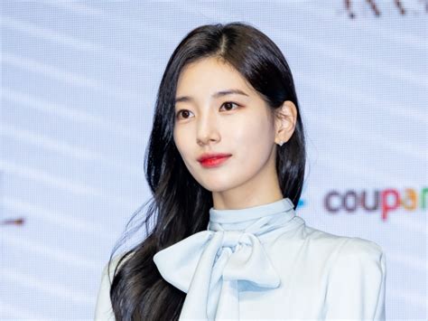 ドラマ初主演も果たした“国民の初恋女優”ぺ・スジ、トレンチコートで秋を先取り「意味わからんくらい綺麗」【photo】 2022年8月10日