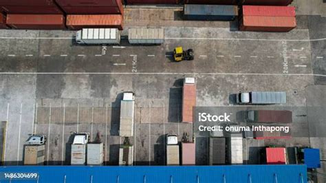 창고 유통 센터의 적재 및 하역 부두에서 물류 트럭 및 컨테이너의 평면도 물류 수입 수출 개념 트럭에 대한 스톡 사진 및 기타 이미지 Istock