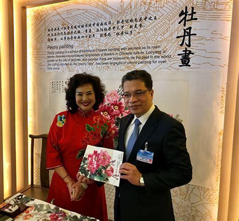 牡丹画家谢丽萍作品亮相河南全球推介会 搜狐大视野 搜狐新闻