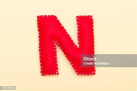 크림 바탕에 고립 빨간 펠트 N 알파벳의 편지에 의하여 이루어져 있다 0명에 대한 스톡 사진 및 기타 이미지 0명 노랑