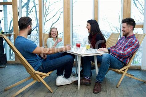 カフェバーでカクテルを飲む男女 No 1496183｜写真素材なら「写真ac」無料（フリー）ダウンロードok