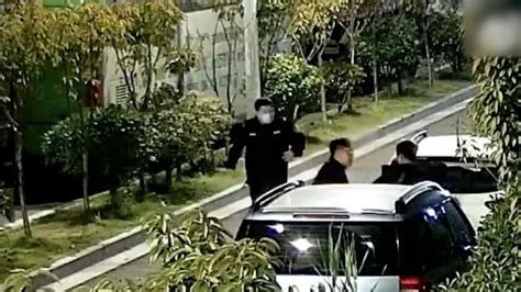 安徽蚌埠一男子沿路散发涉黄小卡片被监控全程拍摄所有人澎湃新闻 The Paper