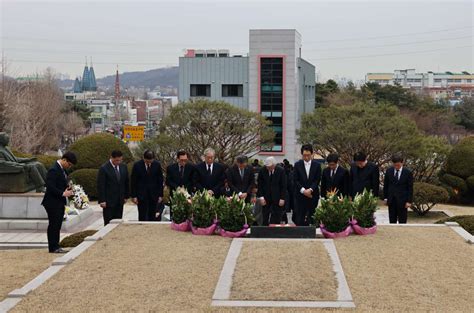 유한양행 창업주 유일한 박사 영면 53주기 추모식 진행 당신의 건강가이드 헬스조선