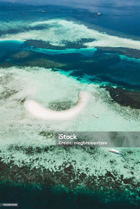 인도네시아 코모도 국립공원의 다카 마카사르 섬의 공중 전경 산호초에 빈 낙원 작은 흰색 모래 섬 0명에 대한 스톡 사진 및 기타 이미지 Istock
