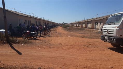 Cerca de famílias são despejadas de imóveis invadidos em Porto Velho Rondônia G