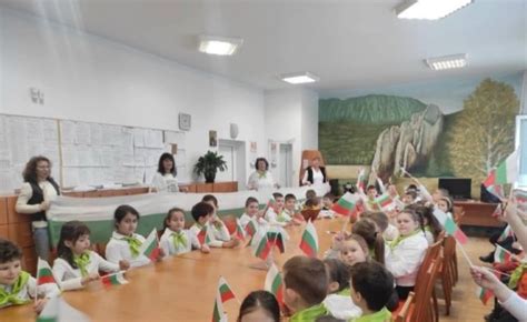 Ученици от Мездра рецитираха стихове за 3 март