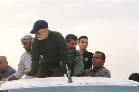 عکس خاص از قدم زدن رهبر انقلاب و سردار سلیمانی حاج قاسم را در اتاق