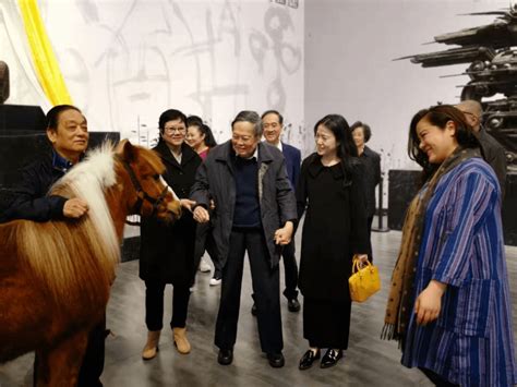 102岁杨振宁现身，杵拐杖走路不见翁帆搀扶，老爷爷背都弯成这样了