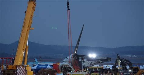 야간 조명 켜진 활주로…실종자 밤샘 수색 작업 돌입[무안 제주항공 참사]