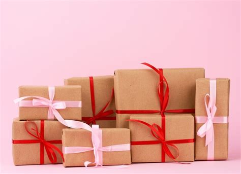 Pila de regalos en cajas envueltas en papel kraft marrón y atadas con