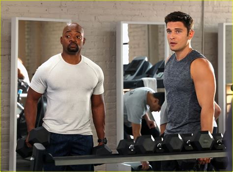 9 1 1 Lone Star Actor Ronen Rubenstein Comes Out As Bisexual Reveals His Girlfriends