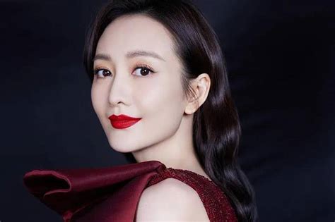 王鸥穿红色鱼尾裙秀魔鬼身材！雪白肌肤太性感撩人美女