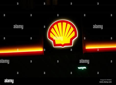 das Logo der Marke/ the logo of the brand "Shell", Berlin Stock Photo ...