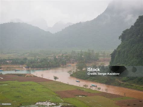 쌀 필드의 배경에서 동굴 및 Phong Nha Ke 강타 국립 공원 Quang Binh 베트남에 안개에서 산맥에서 강 지 하
