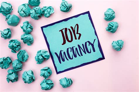 개념적 손을 공석을 보여주는 작성입니다 비즈니스 사진 텍스트 작업 경력 빈 위치 고용 고용 모집 일 밝은 분홍색 일반 배경에 스티커 메모 용지에 작성 개념에 대한 스톡 사진