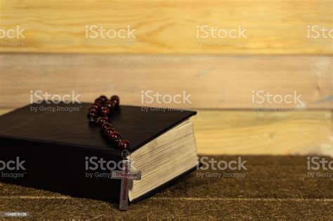 성경 고 금 테이블에 십자가입니다 아름 다운 새 나무 배경입니다 종교 개념 0명에 대한 스톡 사진 및 기타 이미지 0명