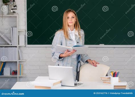 Estudante Do Sexo Feminino Preparando Exames E Aprendendo Aulas Na Sala De Aula Foto De Stock
