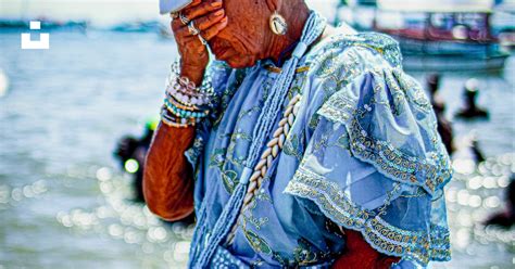 Eine Frau Im Blauen Kleid Steht Am Strand Foto Kostenloses Bild Zum