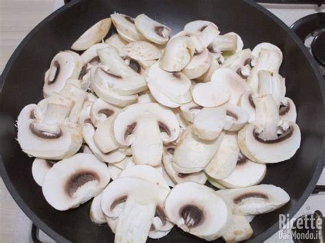 Funghi Champignon Trifolati In Padella RicetteDalMondo