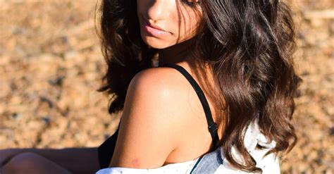 집 밖의 간 고요한 곱슬머리 그림자 놀이 낮 내리막 길 따뜻함 라이프스타일 레저 맑은 날 머리카락 질감 모델 촬영 미니멀리스트 반사 보호 스타일