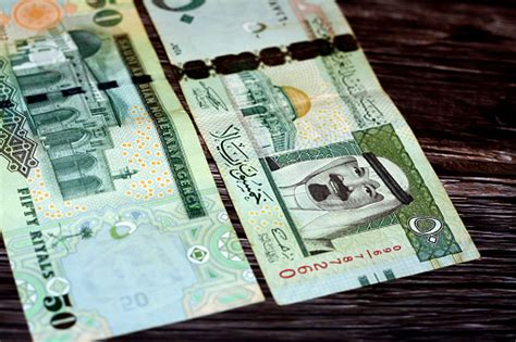 사우디 아라비아 50 Sar 오십 사우디 리얄 현금 돈 지폐와 압둘라 빈 압둘아지즈 왕과 바위와 알 아크사 모스크의 돔의 사진과