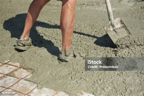 더러워진 건설 노동자는 건설 현장에서 콘크리트에 발을 대고 서 있다 건설 산업에 대한 스톡 사진 및 기타 이미지 건설 산업 건설 현장 건축자재 Istock