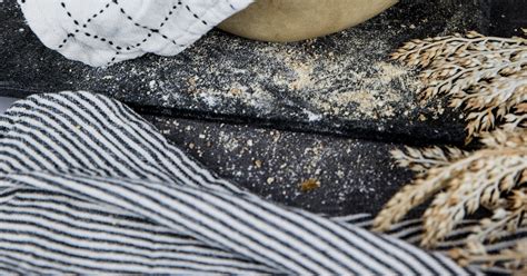 Foto Una Barra De Pan Sentada En Un Tazón Encima De Una Mesa Alimento
