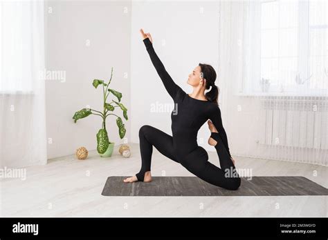 Mujer Que Lleva Un Estilo De Vida Saludable Y Practica Yoga Realiza