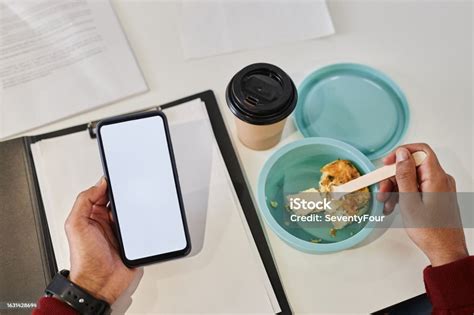화면 모형으로 스마트폰을 들고 테이크아웃 음식을 먹는 탑 뷰 사업가 20 24세에 대한 스톡 사진 및 기타 이미지 20 24