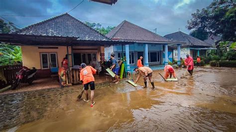 Banjir Di Berbagai Daerah Di Jatim Ketua PKS Jatim Siagakan Dan Terjunkan Relawan PKS