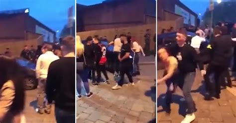 Un hombre atropelló dos veces a una multitud a la salida de una discoteca en Gales Infobae