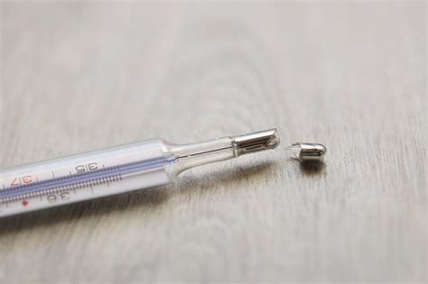 바닥에 누워 깨진 유리 수은 온도계 온도계에 대한 스톡 사진 및 기타 이미지 온도계 수은 깨짐 Istock