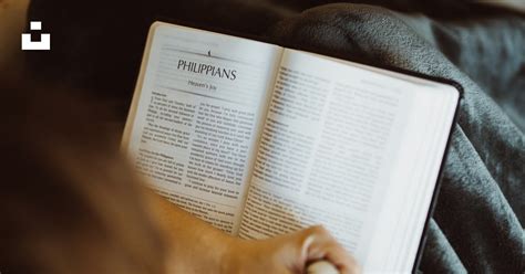 책을 읽는 동안 흰색 세라믹 머그잔을 들고 있는 사람 사진 Unsplash의 무료 사람의 이미지