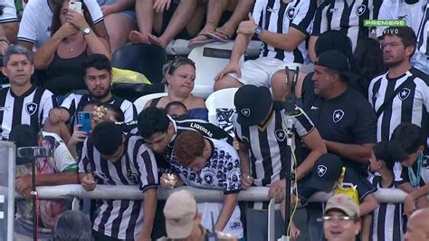 Vídeo Jogadores do Botafogo são recebidos pipoca na entrada em