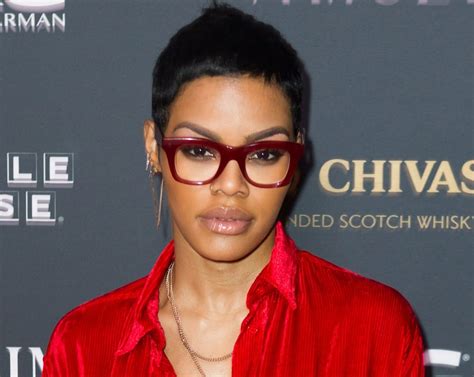 30 Popular Celebrities With Pixie Cuts Hairstylecamp