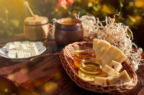 Свежий мед с ковшом сотов стоцвета и меда Иллюстрация акварели