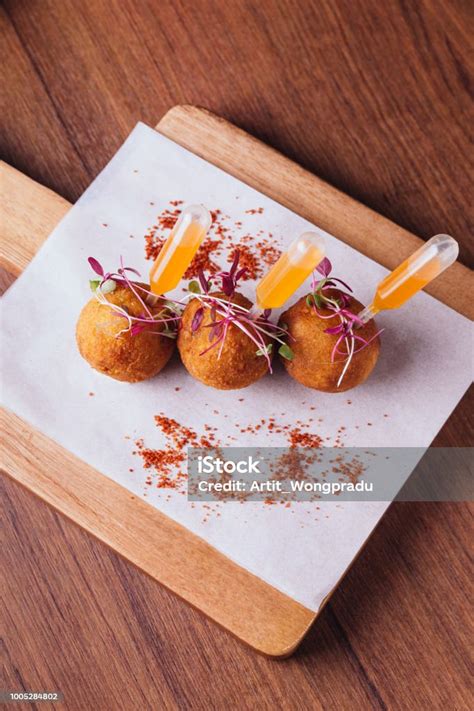 창의적인 멋진 식사 나무 절단 보드에 달 콤 하 고 매운 딥와 주먹 밥에에서 치킨 Biryani 아란치니 제공 0명에 대한 스톡