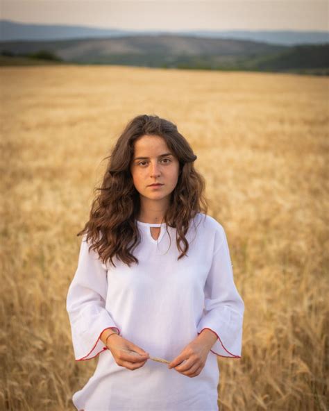 Кенарена туника Веникс производител на дрехи и тениски с шевици ризи с български бродирани