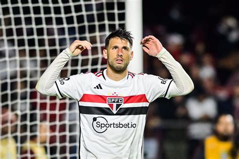 spfcpics on Twitter Nesta tarde marcando contra o Grêmio Calleri se