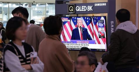 트럼프의 미국 대선 승리선언 방송 보는 시민들