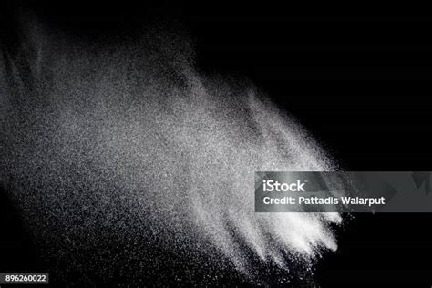 검은 배경에 흰색 입자의 움직임을 고정 합니다 분말 폭발입니다 추상 먼지 오버레이 텍스처 0명에 대한 스톡 사진 및 기타 이미지 Istock