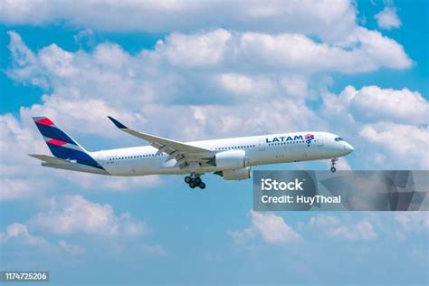 하늘을 비행하는 카타르항공의 비행기 에어버스 A350이 착륙준비를 하고 있습니다 Airbus A350에 대한 스톡 사진 및 기타