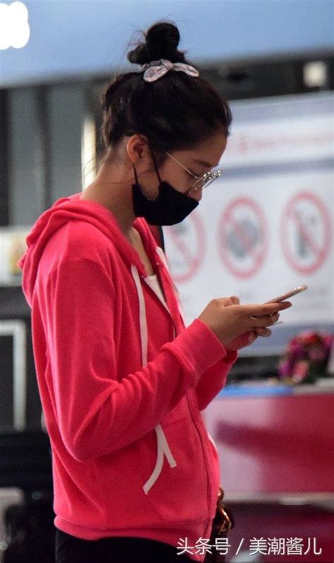 關曉彤扎丸子頭現身機場，瘦成鄭爽，網友：真的不能再減肥了！ 每日頭條