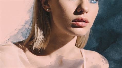 Молодая красивая голубоглазая блондинка на солнце · 1920x1080 Full Hd бесплатная фотография от