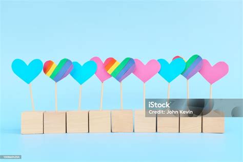 Lgbt 또는 Lgbtq 양성 평등 포용 및 다양성 개념 무지개 플래그 색상 하트 모양 0명에 대한 스톡 사진 및 기타 이미지